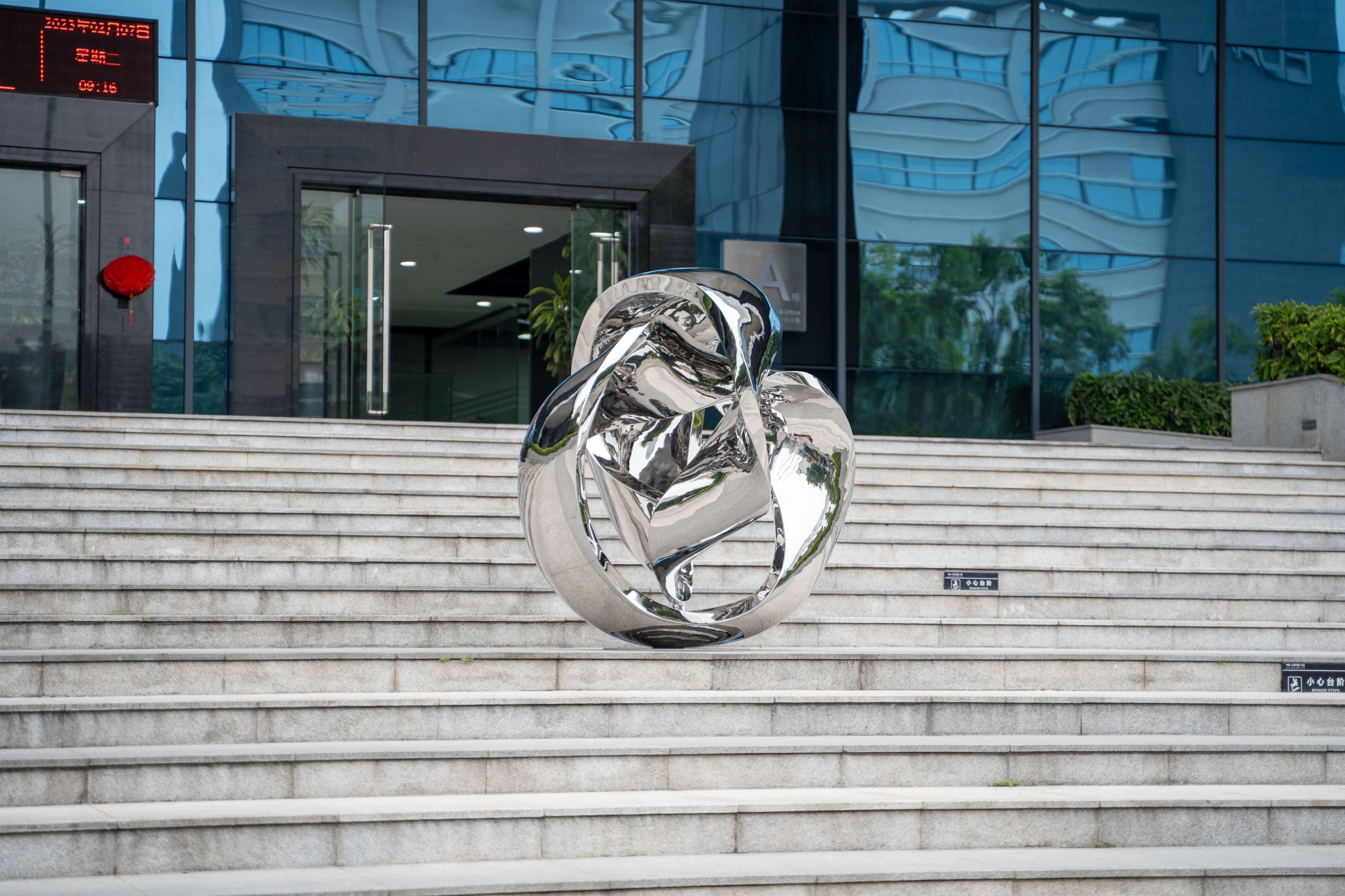 Stainless steel abstract ribbon sculpture - Metal Sculpture Specialist