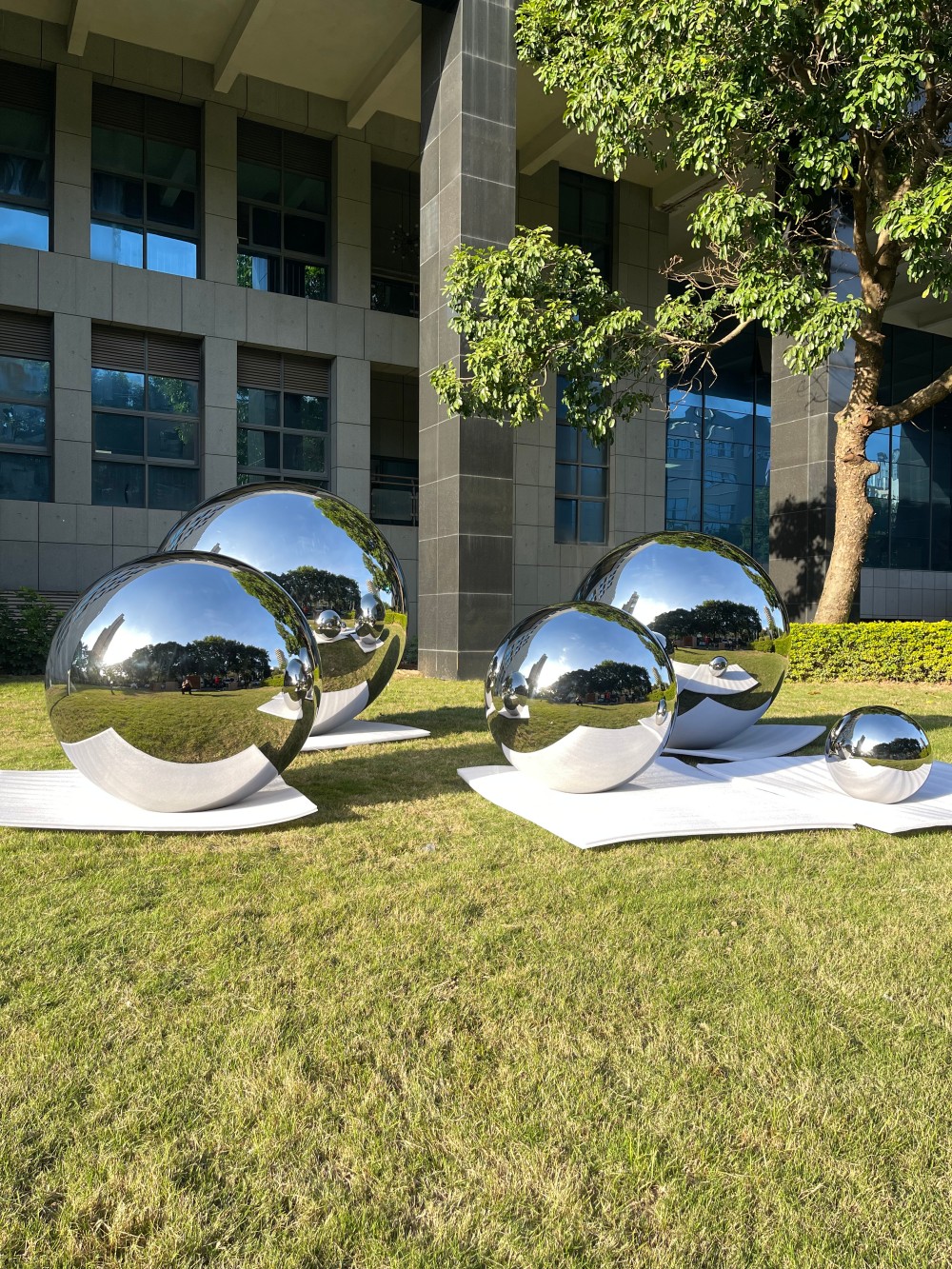 1.5-meter mirror spheres - Metal Sculpture Specialist