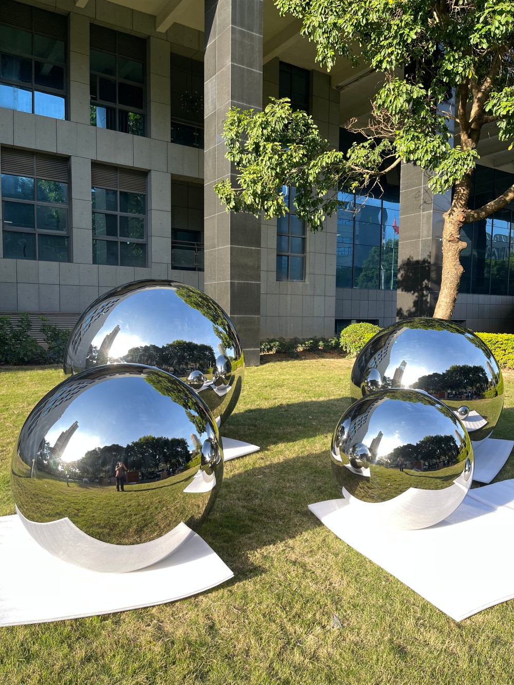 1.5-meter mirror spheres - Metal Sculpture Specialist