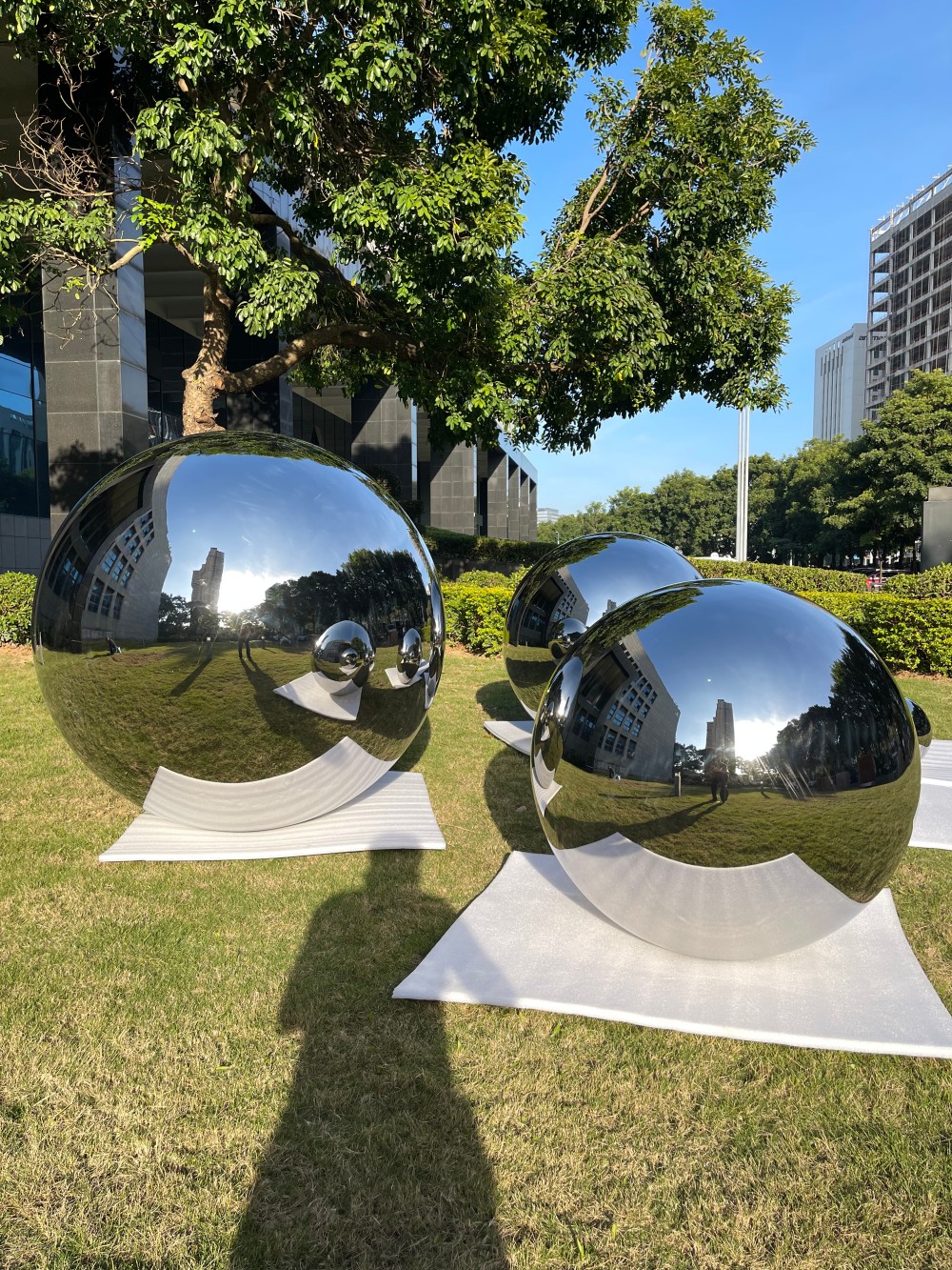 1.5-meter mirror spheres - Metal Sculpture Specialist
